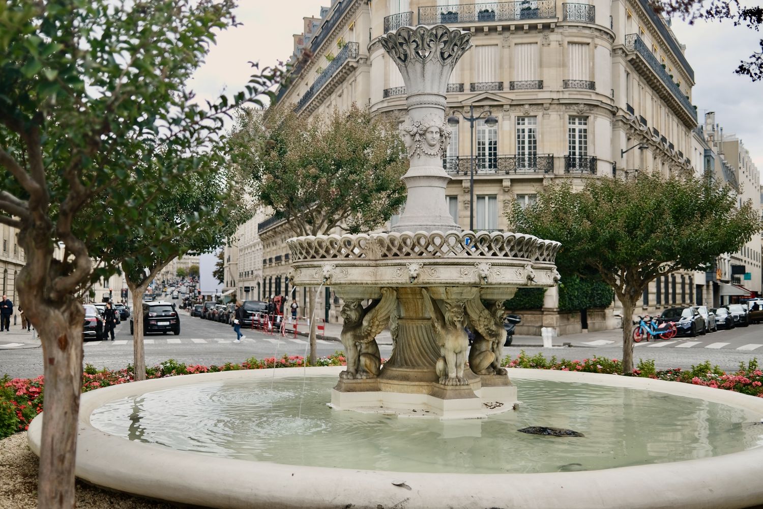 Place François 1er in Paris: An Elegant Circular Plaza with a Floral ...